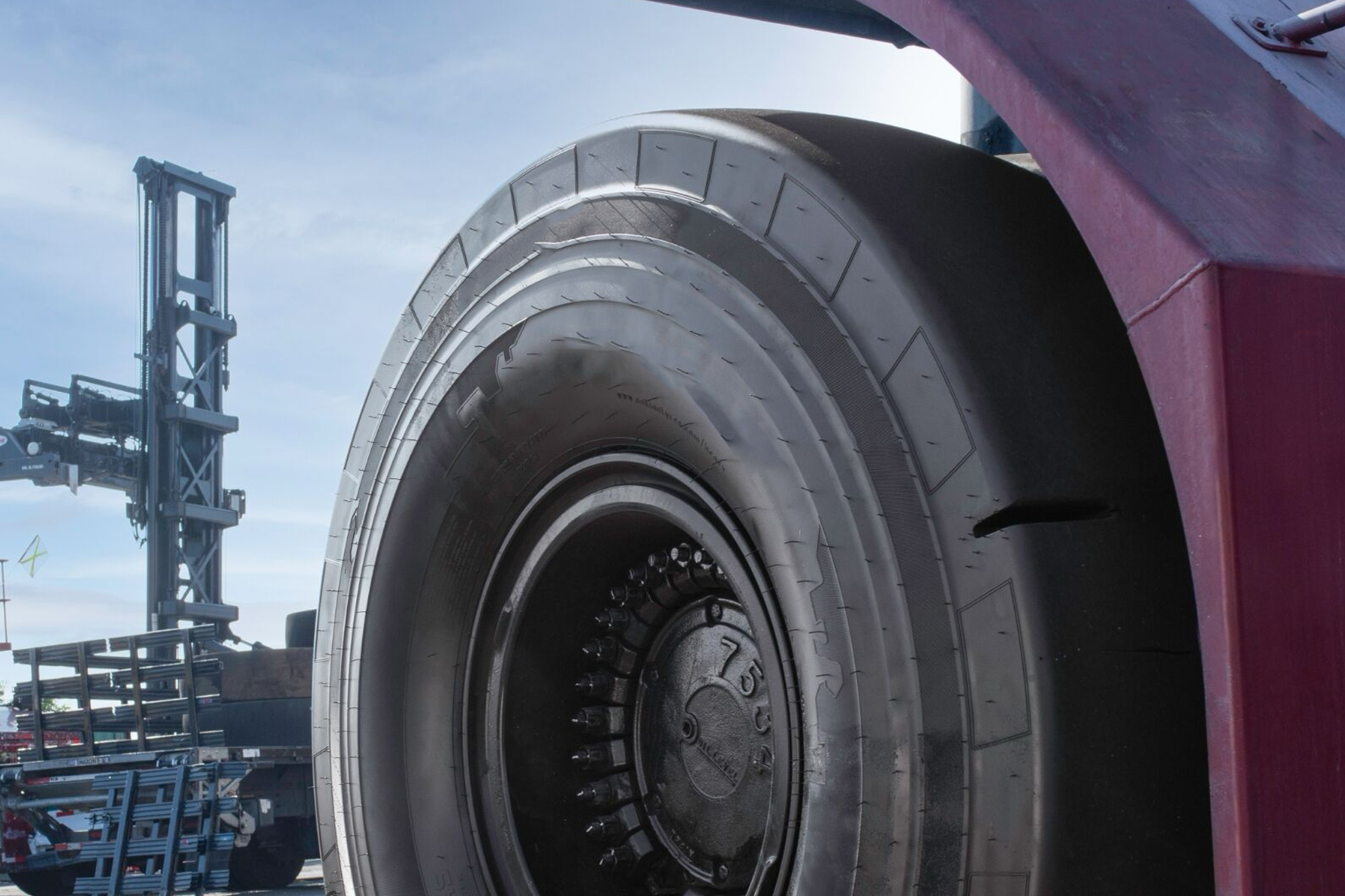 Vizzoni Heavy Duty Port Application Tire - 18.00-25 40PR L5S VZPTS